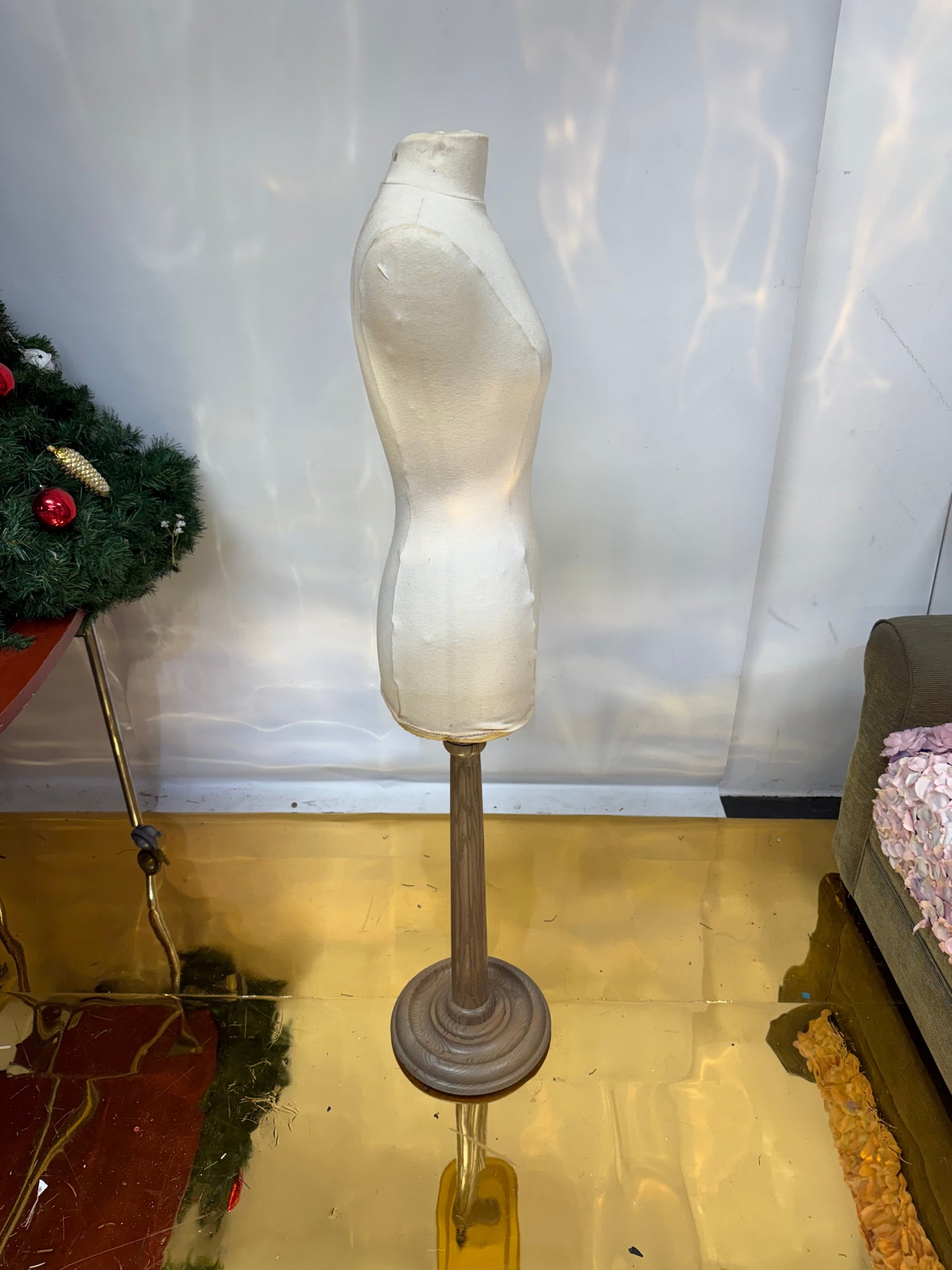 Used female dress forms on tall stand – Mannequin Madness